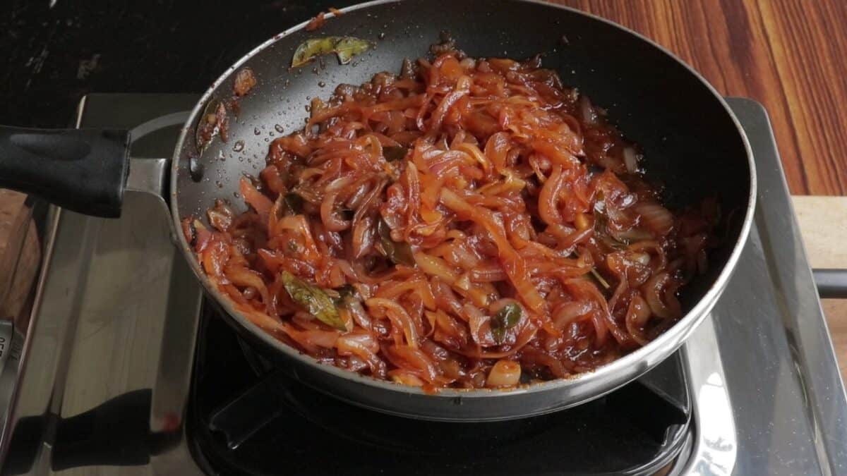 Sri Lankan seeni sambol(sweet and spicy onion relish) | ISLAND SMILE