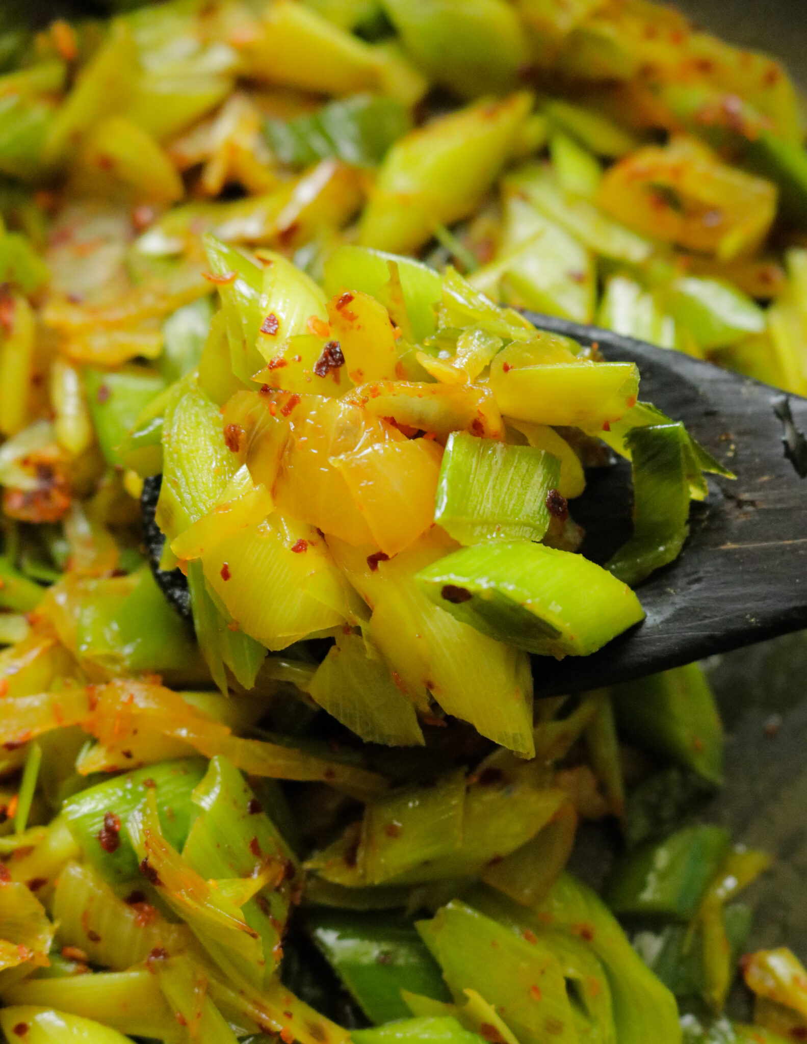 SRI LANKAN CHILLI LEEKS FRY(sauteed leeks) | ISLAND SMILE